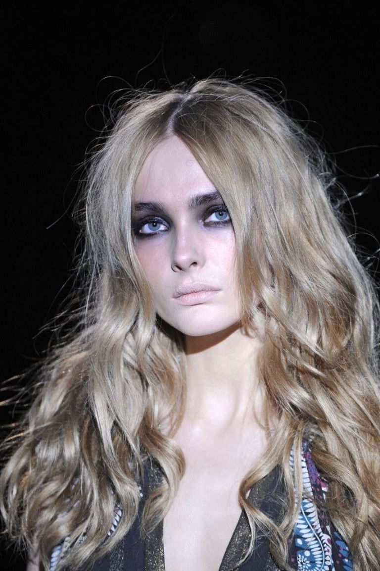 Snejana Onopka: Elegancia y Resiliencia Atemporal – Burrito Rosa