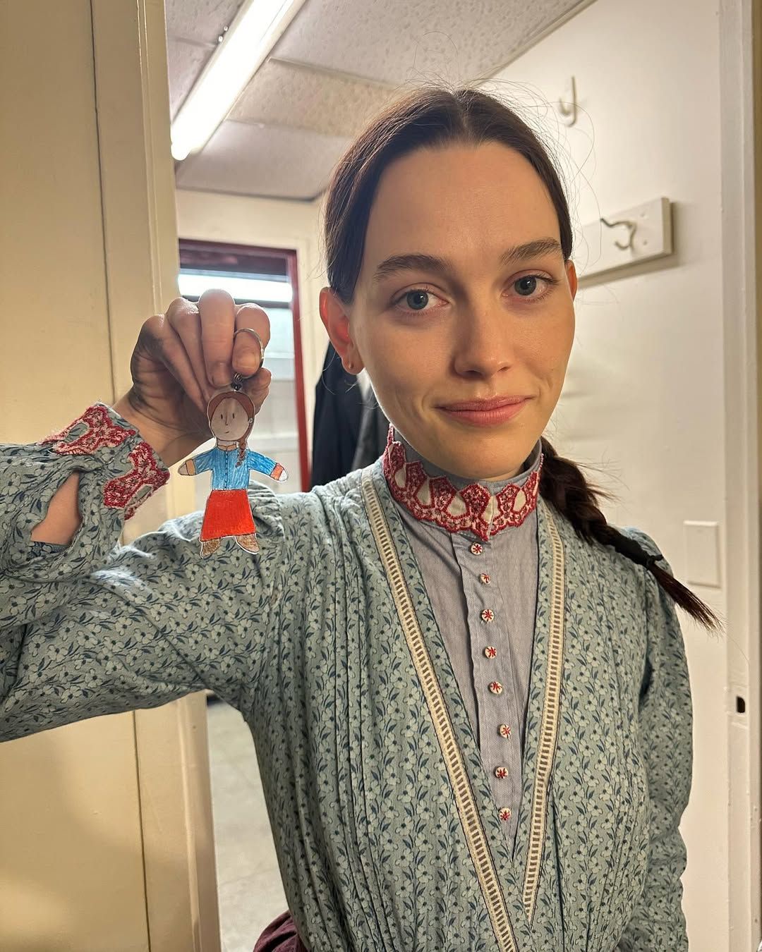 Victoria Pedretti: Talento y Magnetismo – Burrito Rosa